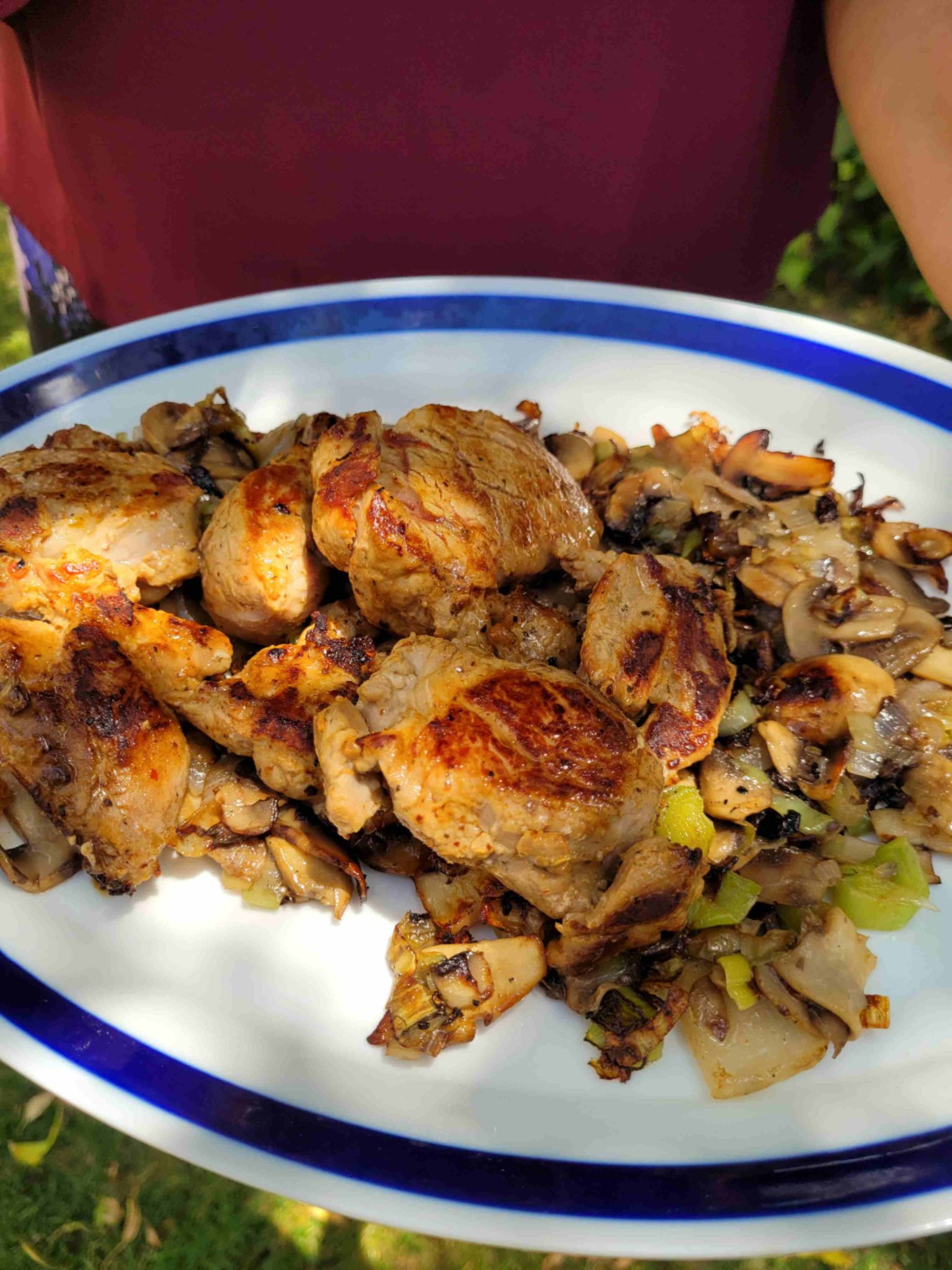 Solomillo de cerdo a la plancha con champiñones y puerro