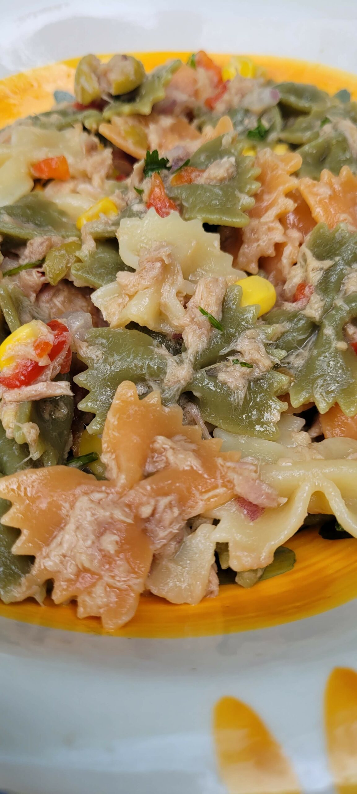 Ensalada fría de pasta de pajaritas y atún con vegetales