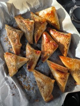 Samosas rellenas con carne y queso feta - Las Recetas de Tere