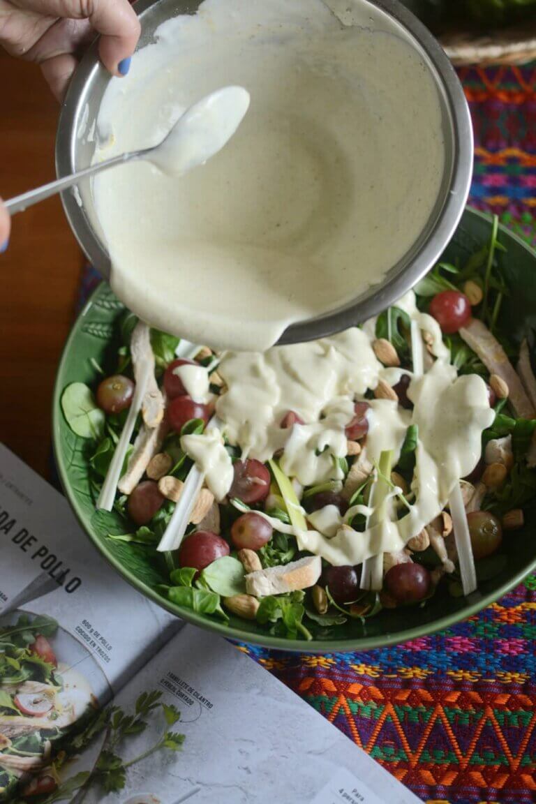 Descubre cómo hacer ensalada de pollo con uvas y almendras